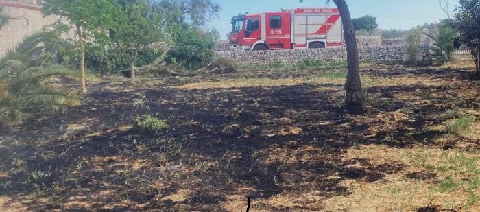 Modica, fiamme minacciano una casa in contrada Mauto: padre e figlio ...